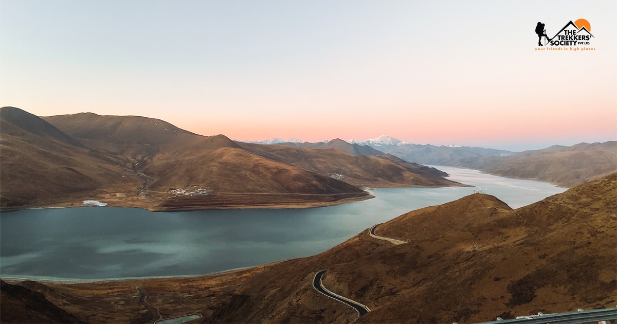 Yamdrok Tso Lake: Exploring the Scenic Splendor of Tibet